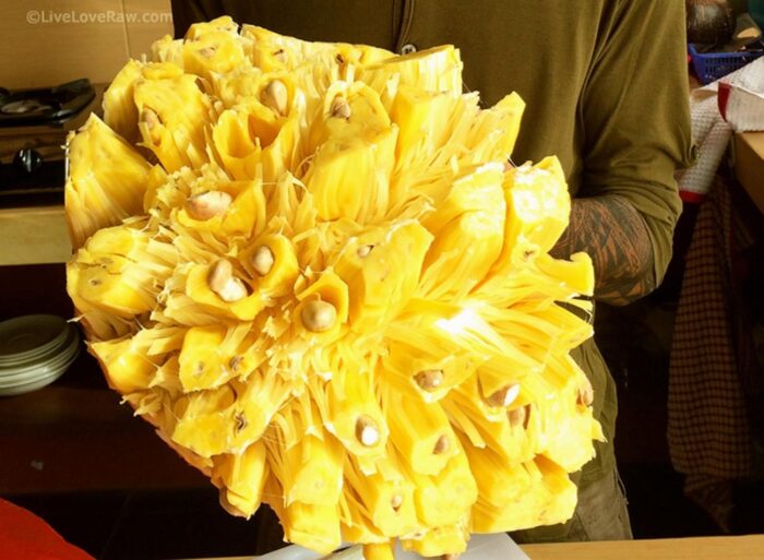 How to cut jackfruit and what are the health benefits
